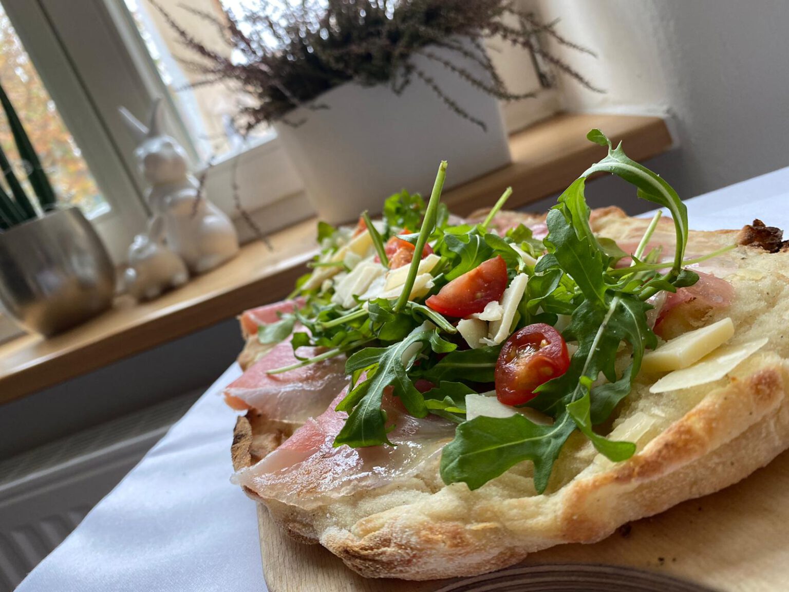 Pinsa Romana mit Parmaschinken, Rucola und Parmesan - zum Hasen ...